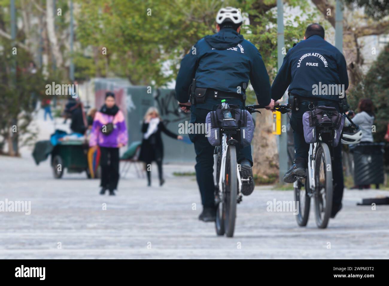 Die griechische Polizei auf Fahrrädern mit dem Logo der griechischen ...