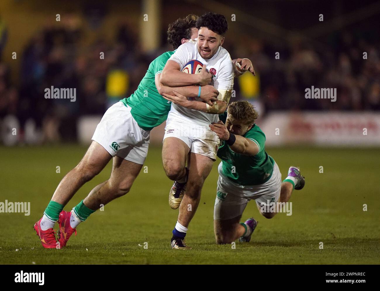 Der Englands Josh Bellamy wird von Wilhelm de Klerk und Hugh Gavin ...