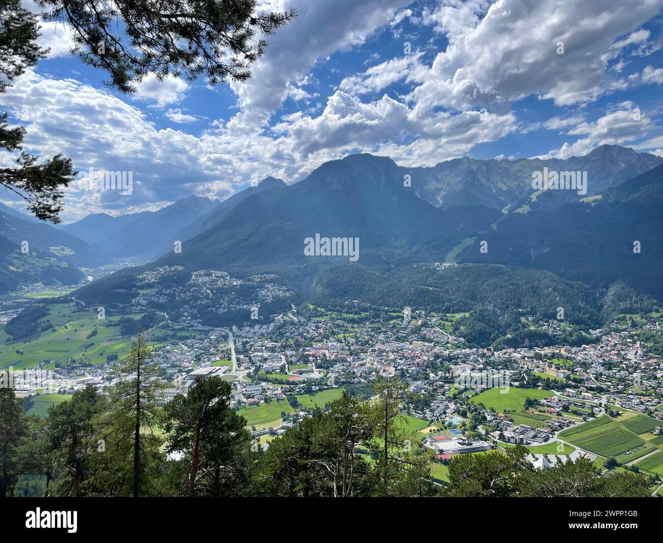 Blick auf Imst und die Lechtaler Alpen unterhalb der Karröster Alm ...