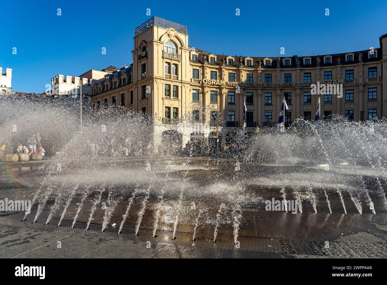 Fuente en karlsplatz o stachus en munich -Fotos und -Bildmaterial in ...