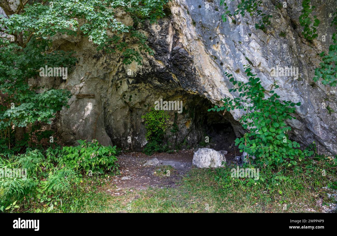 Hayingen, die Schwarzlochfelsenhöhle im Schwarzlochfelsen im Großen ...