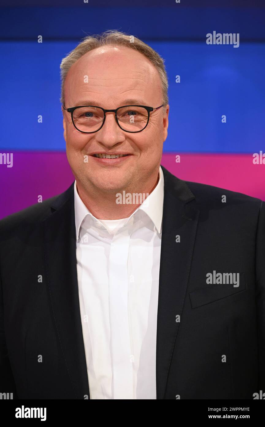 Moderator Oliver Welke zu Gast in der ARD Talkshow Maischberger ...
