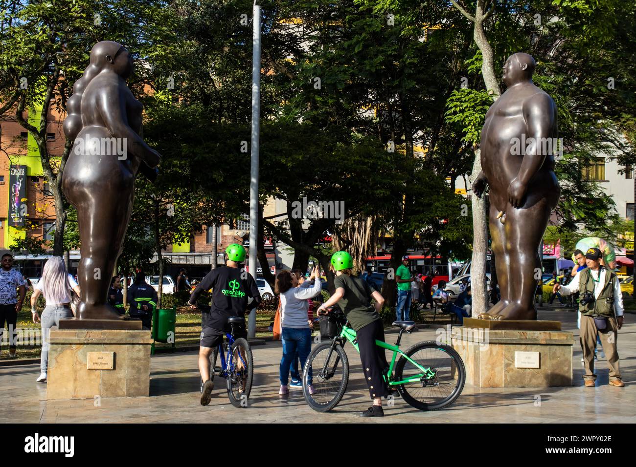 Adan y eva sculpture -Fotos und -Bildmaterial in hoher Auflösung – Alamy