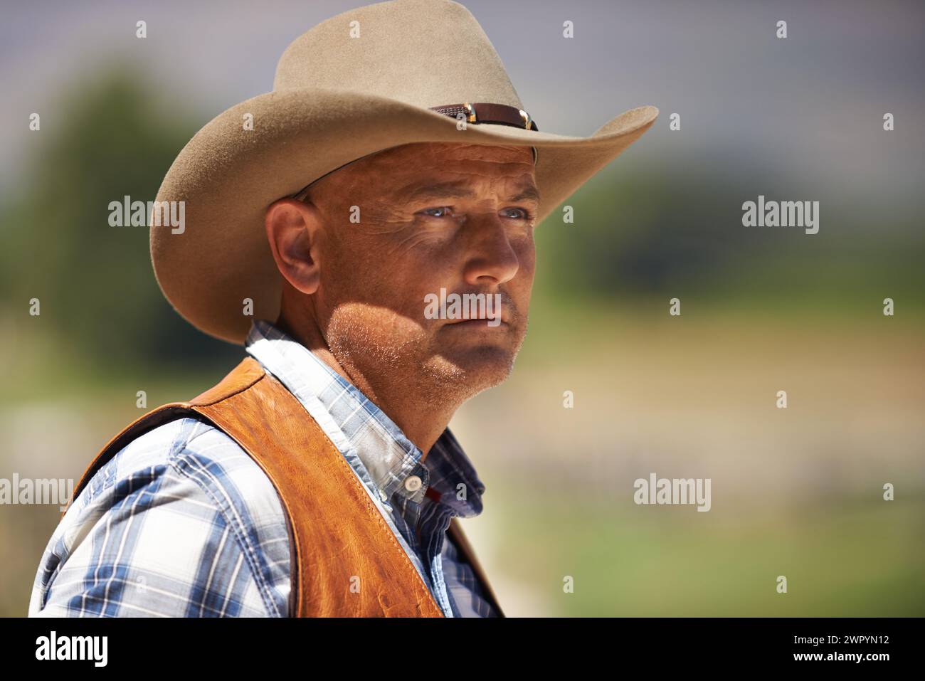 Cowboy, Ranch und Denken im Freien, Sonne und ernst für Wrangler und ...