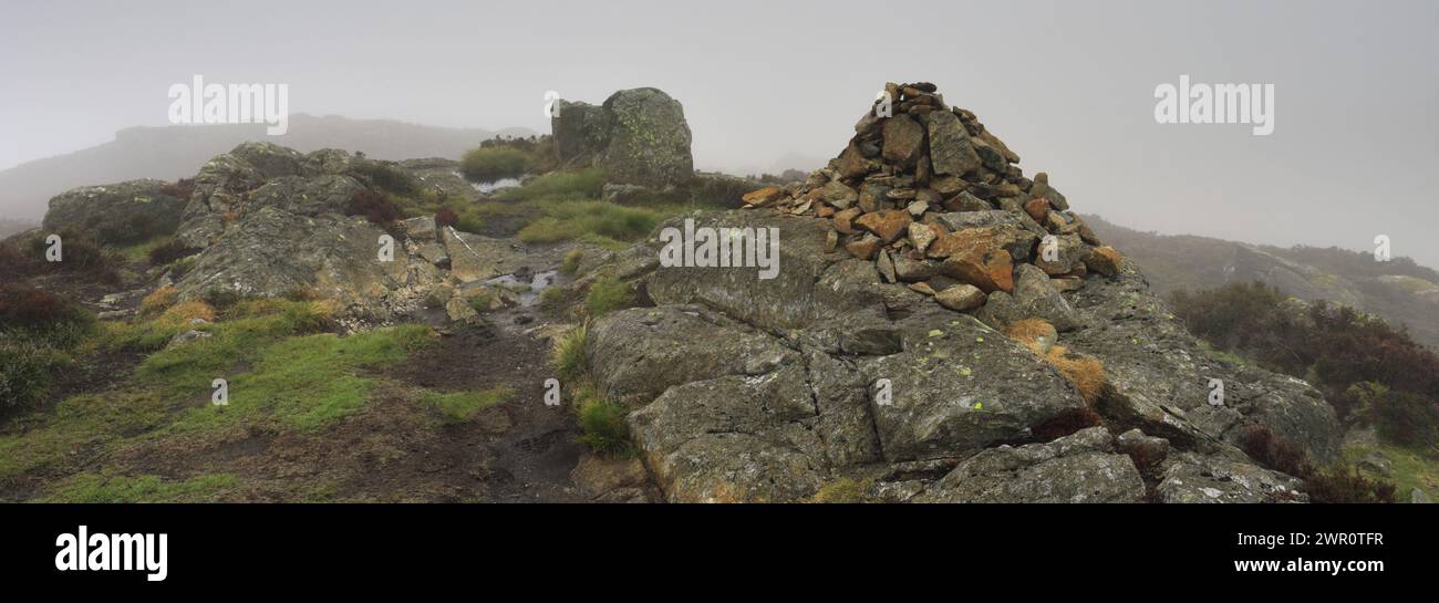 Summit Cairn of Great Crag Fell oberhalb des Watendlath Tarn, Lake ...