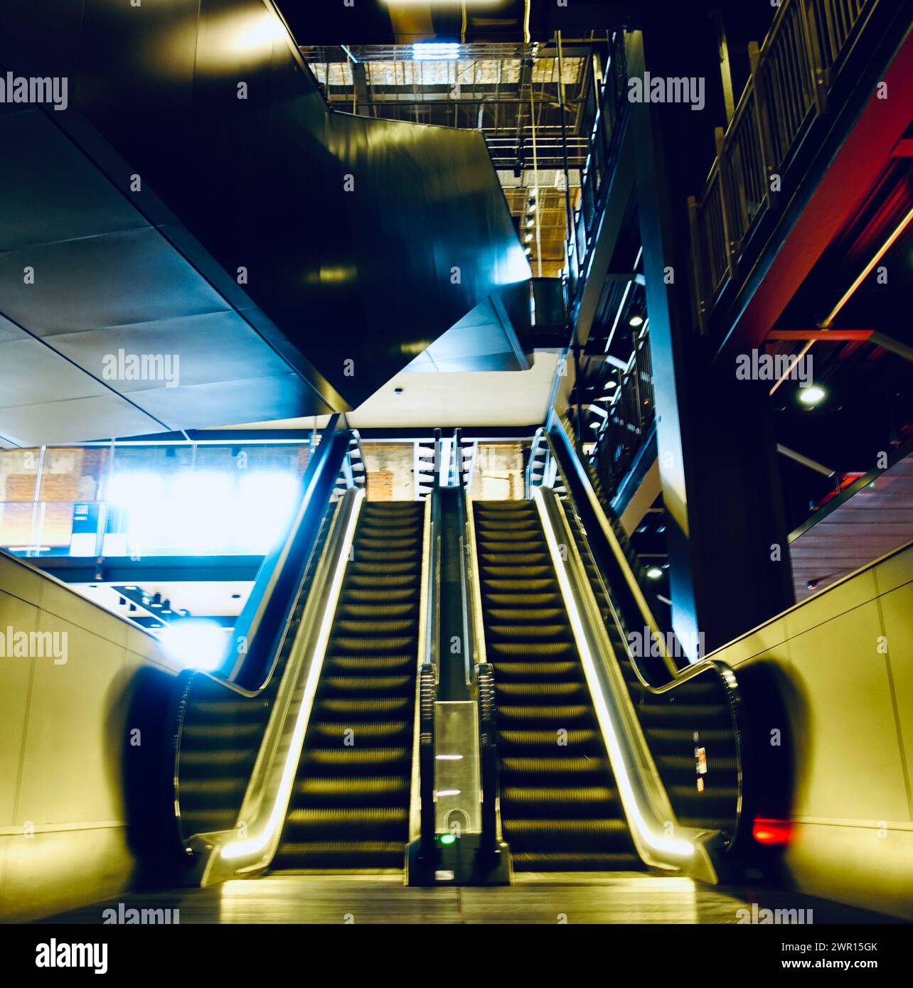 Rolltreppen, die treppenschritte london bewegen -Fotos und ...