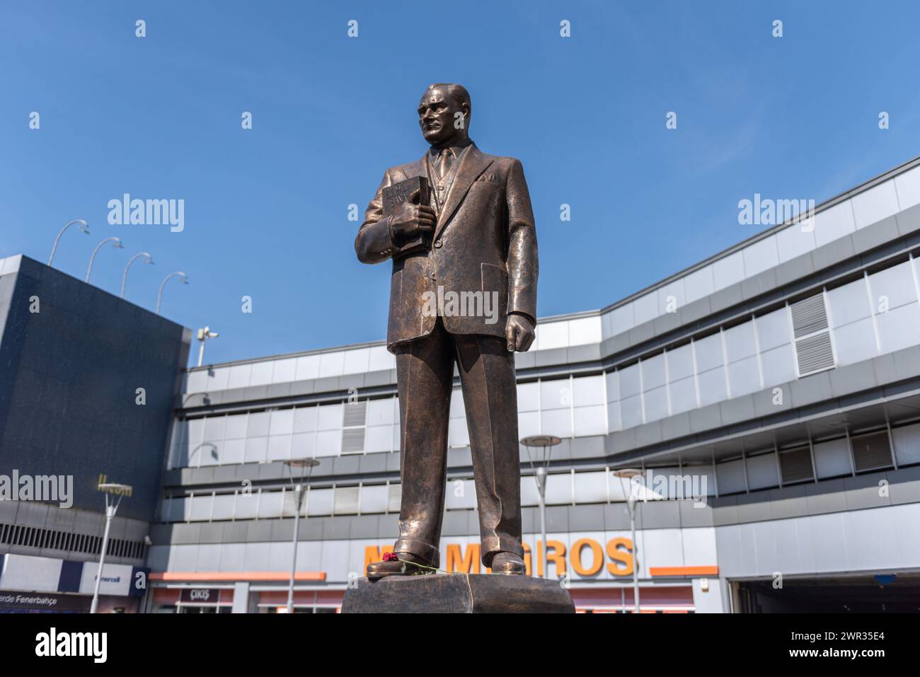 ISTANBUL, TÜRKEI - 10. MÄRZ 2024: Atatürk-Statue am Eingang zum ...
