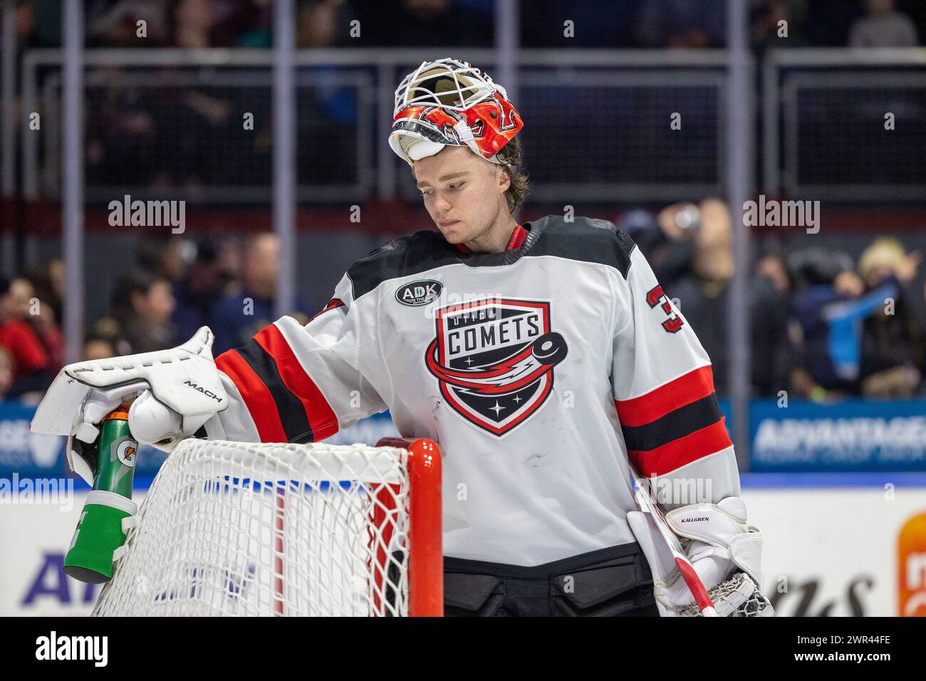 10. März 2024: Utica Comets Torhüter Erik Kallgren (31) trinkt in der ...