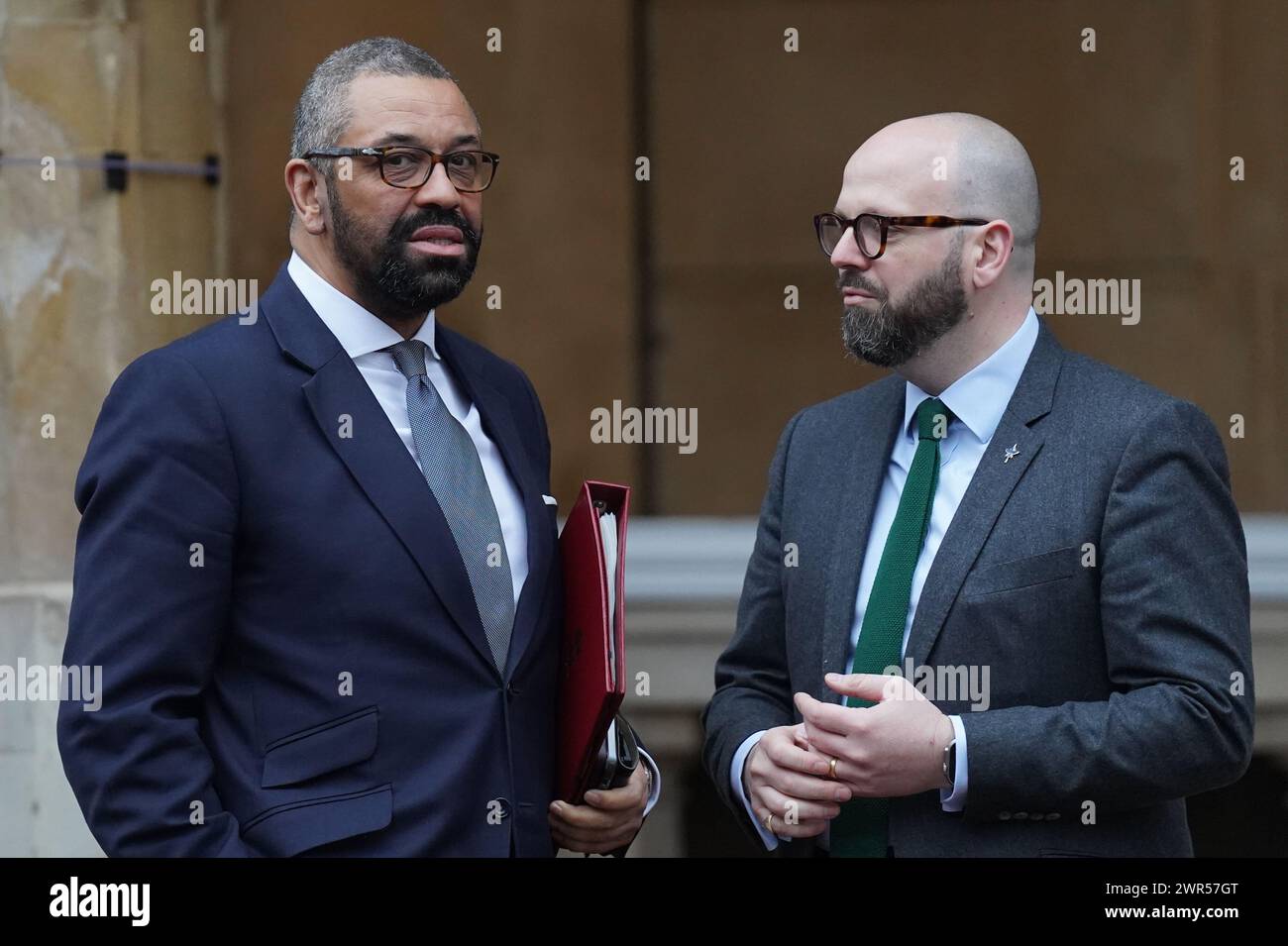 Innenminister James cleverly und Anti-Fraud-Champion Simon Fell (rechts ...