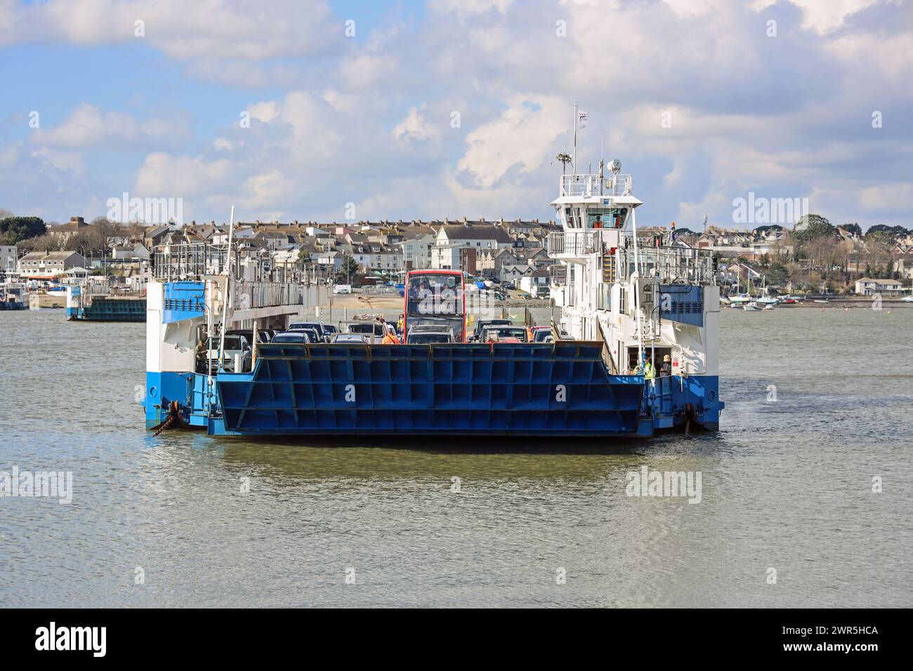 Die Torpoint-Fähren auf der Hamoaze mit Torpoint im Hintergrund. Ein ...