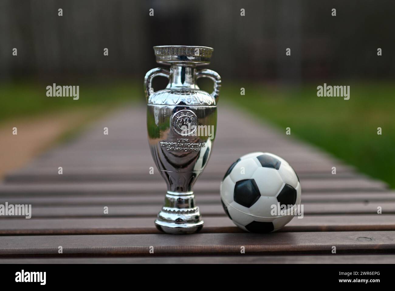 8. November 2023, Berlin, Deutschland. Der Pokal der Fußball ...