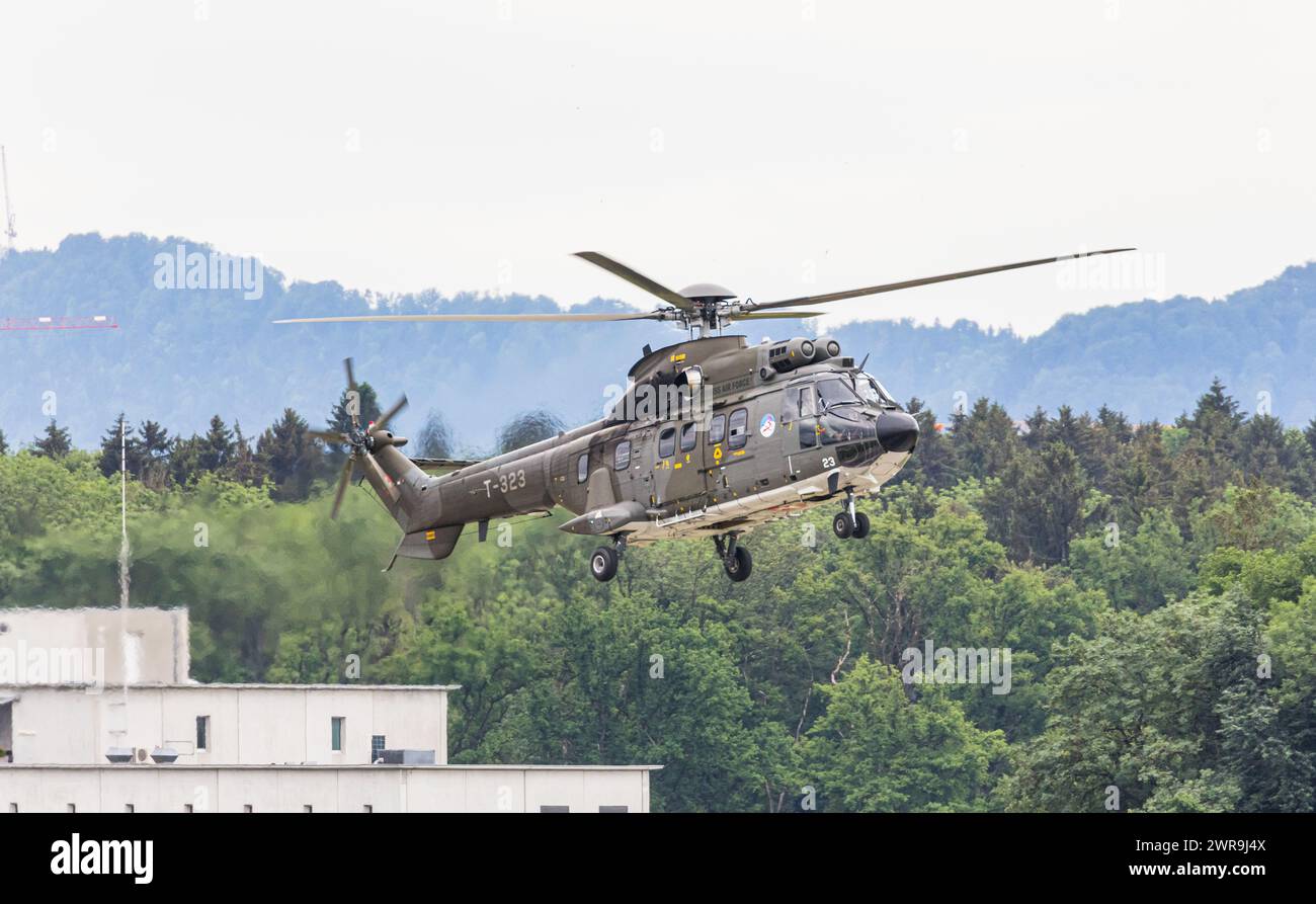 Ein Super Puma des Typs Aerospatiale AS 332, heute Airbus Helicopters H215 der Schweizer ...