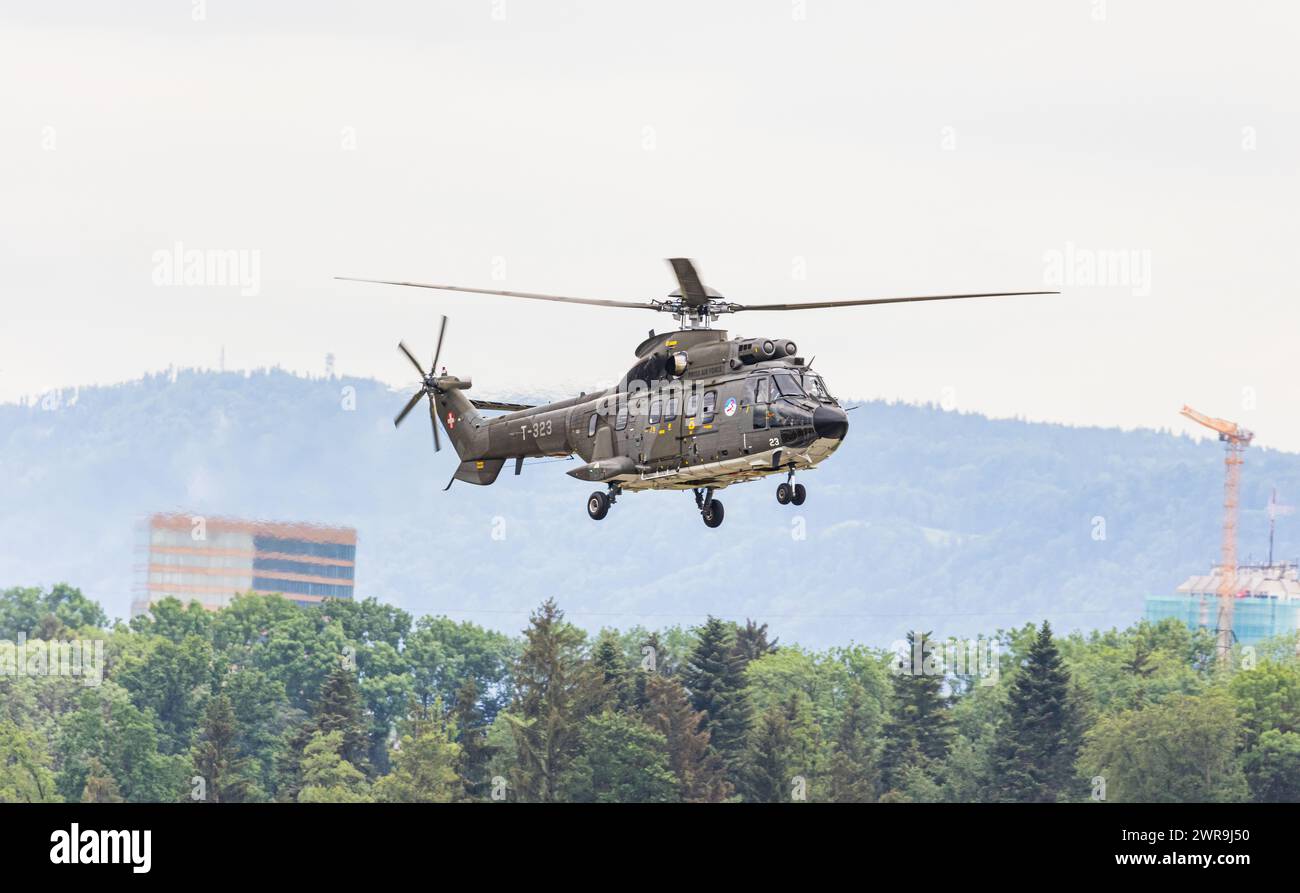 Ein Super Puma des Typs Aerospatiale AS 332, heute Airbus Helicopters H215 der Schweizer ...
