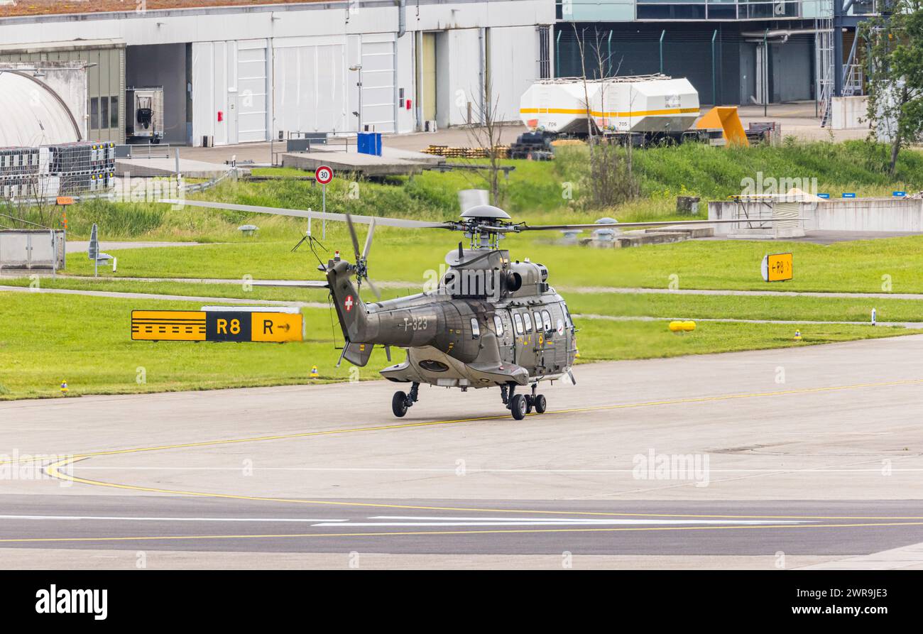 Ein Super Puma des Typs Aerospatiale AS 332, heute Airbus Helicopters H215 der Schweizer ...
