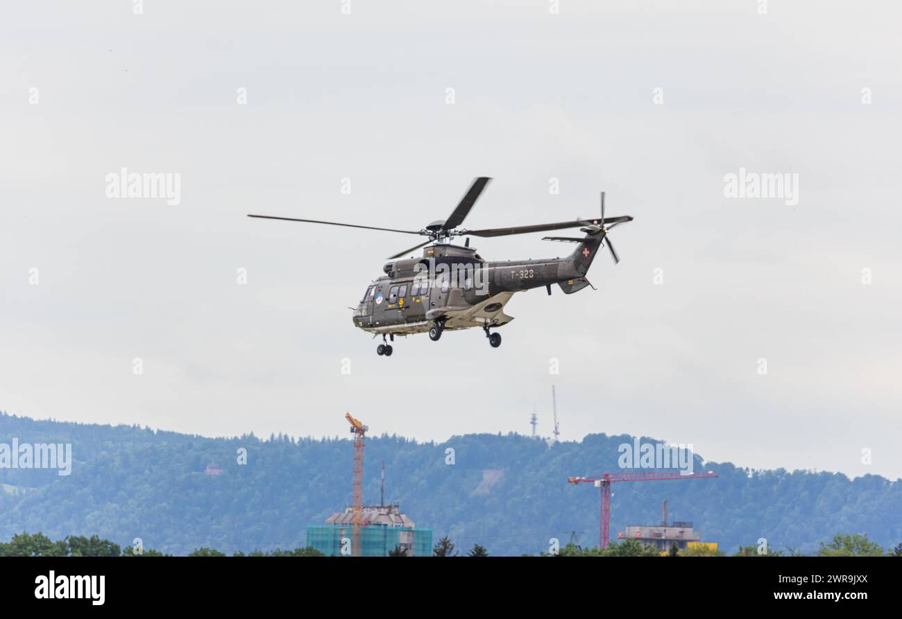 Ein Super Puma des Typs Aerospatiale AS 332, heute Airbus Helicopters H215 der Schweizer ...