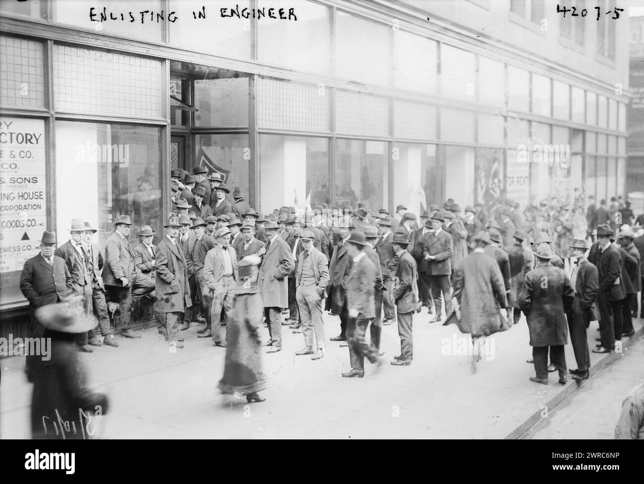 Das Foto zeigt eine eifrige Gruppe von 500 Freiwilligen, die bereit ...