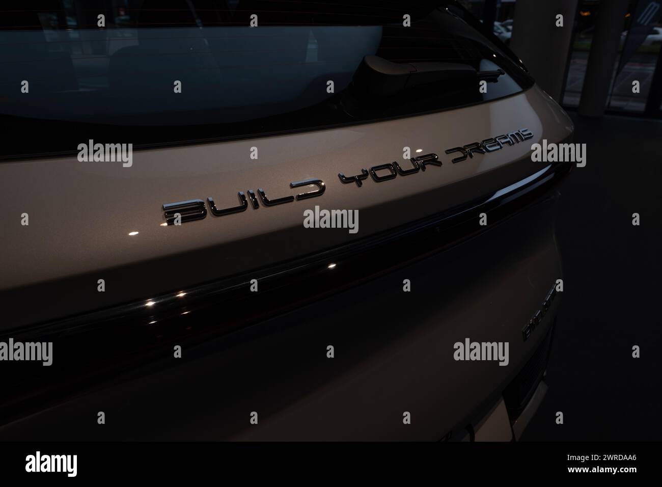 Teil von BYD Atto 3 EV, Close-up-Logoschild, Markenlogotypenschild ...