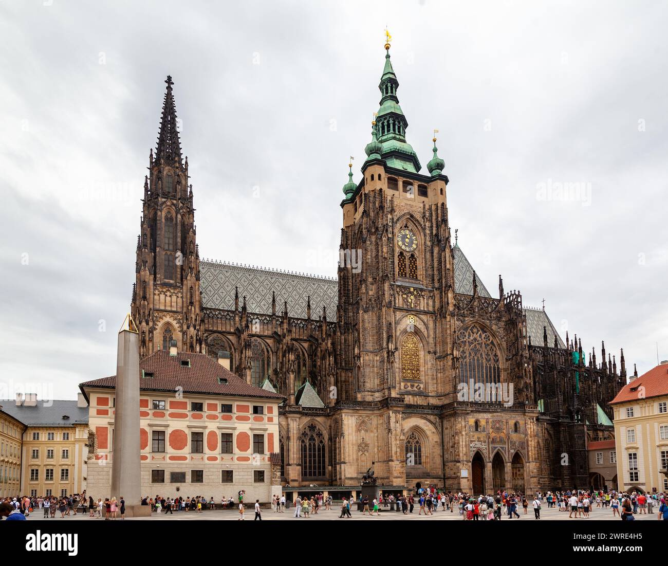 Der riesige Veitsdom mit seinen zwei Türmen in der Prager Burg in prag ...