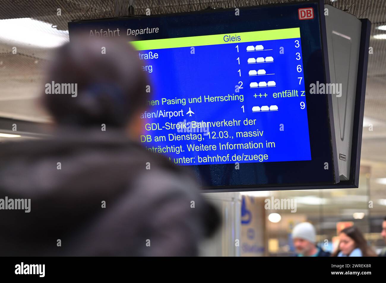 Streik der GDL am 12.03.2024 Hauptbahnhof in München. Reisende,Fahrgaeste vor einer Anzeigetafel ...