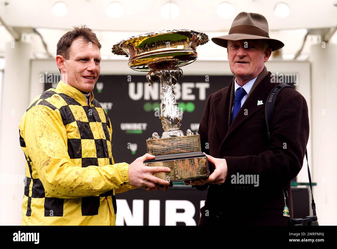 Jockey Paul Townend und Trainer Willie Mullins mit der Trophäe, nachdem ...