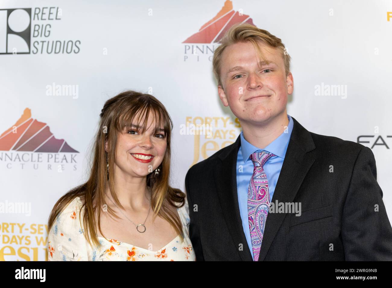 Burbank, USA. März 2024. Herausgeber Andrew Buker mit Hope Goble nimmt ...