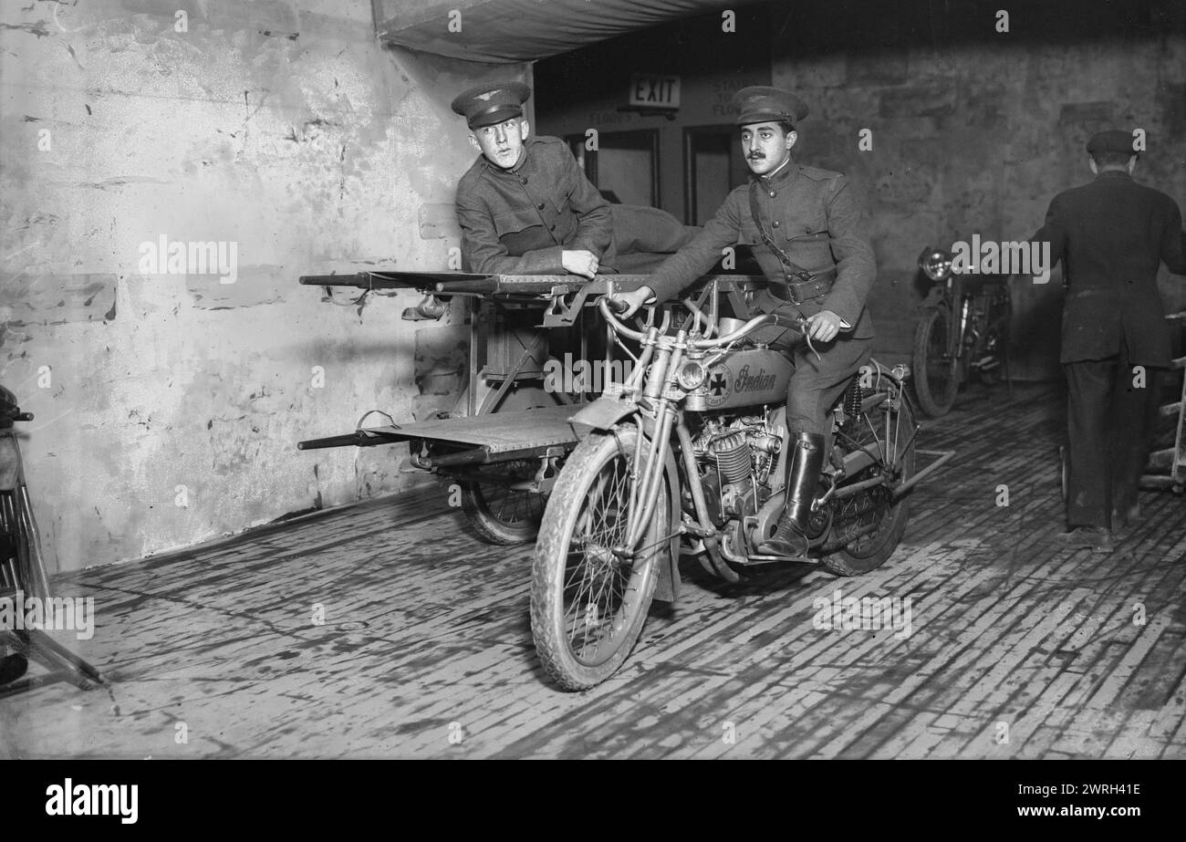 Motorradwagen, Hero Land, 1917. Soldaten in einem Motorradwagen auf dem ...