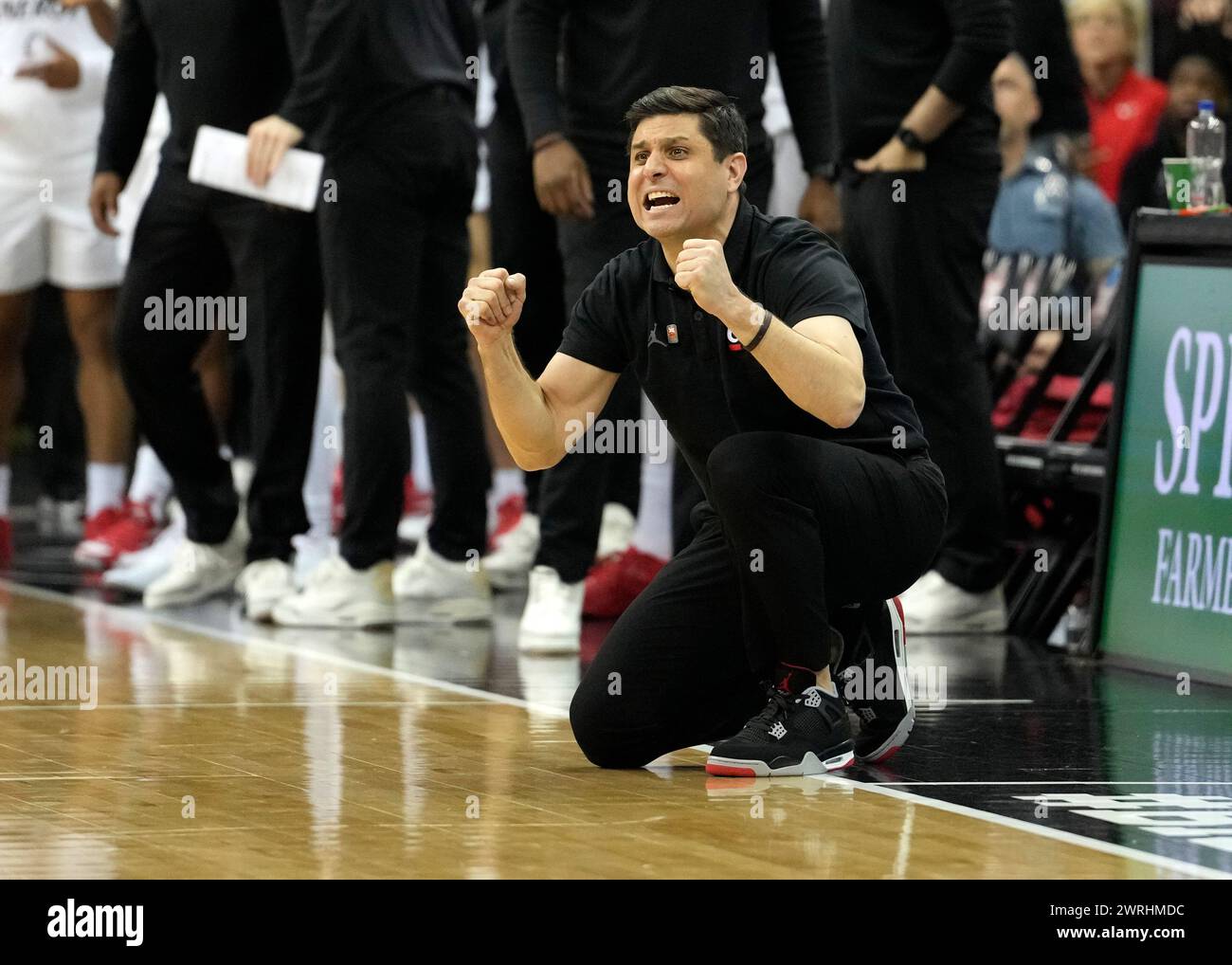 12. MÄRZ 2024: Cincinnati-Trainer Wes Miller ermutigt sein Team beim ...