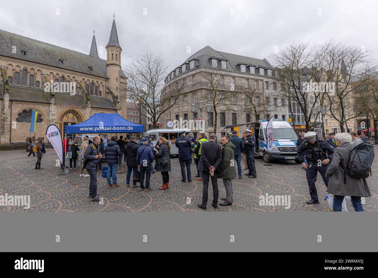 Auf einen Kaffee mit der Polizei Bonn. Die Aktion COFFEE WITH A COP auf ...