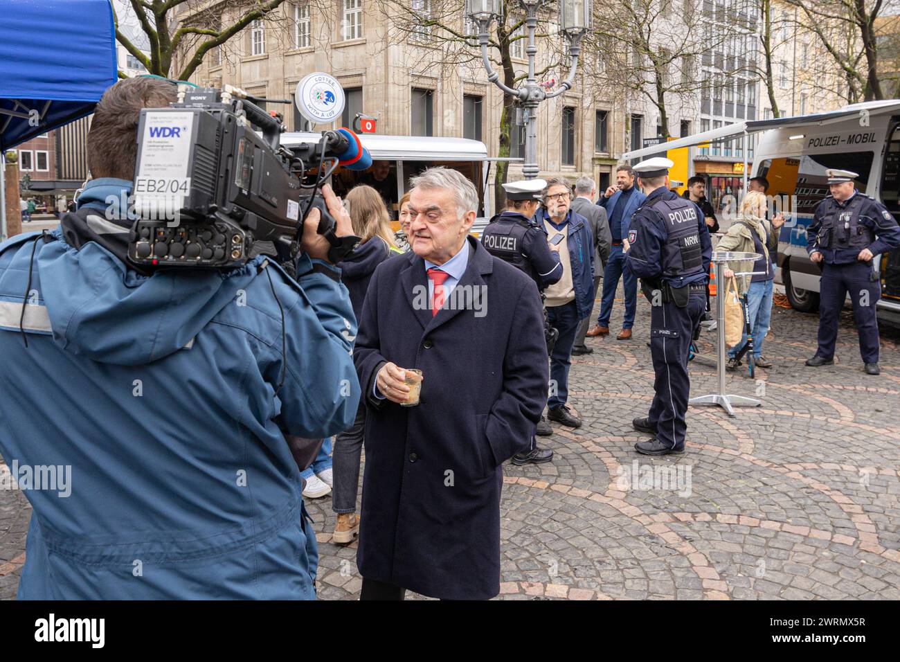 Auf einen Kaffee mit der Polizei Bonn. Die Aktion COFFEE WITH A COP auf ...