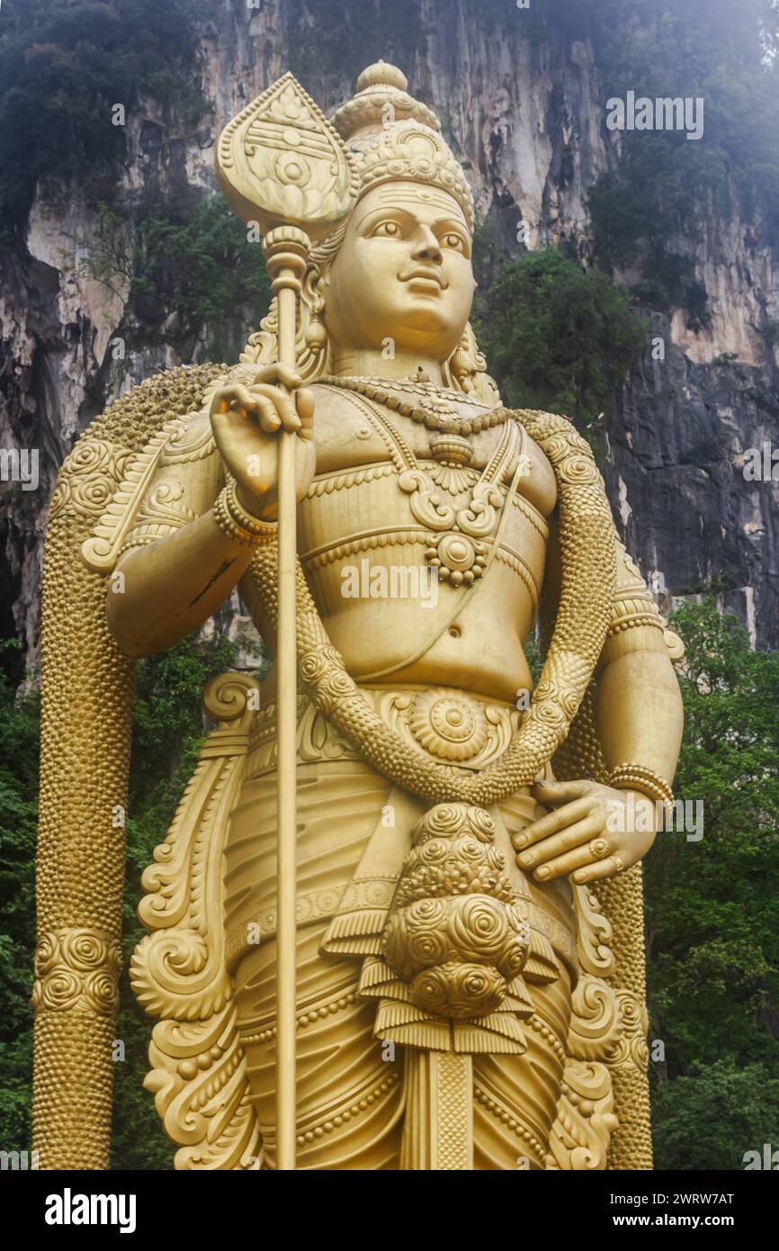 Lord Murugan mit Vel in Batu Caves, Murugan Temple. Große goldene ...