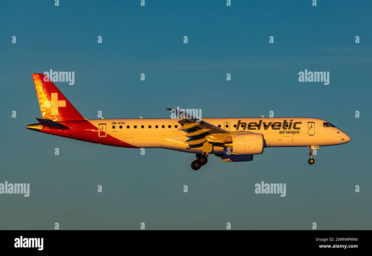 Ein Embraer 190-E2 von Helvetic Airways befindet sich im Landeanflug ...