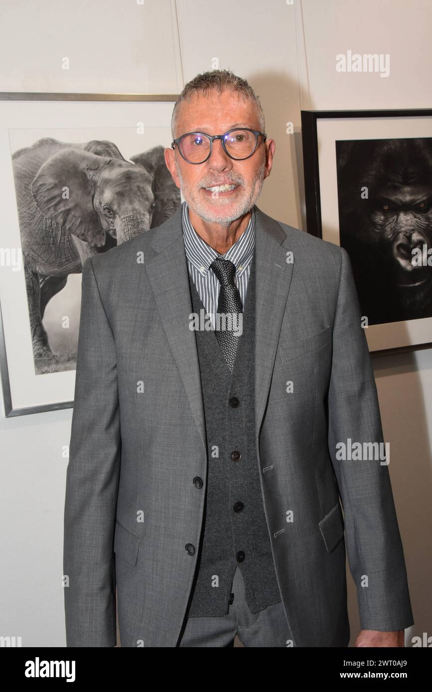 Dan Pyle-Zeichenkuenstler vor seinen Bildern München 14.03.2023 Galerie ...