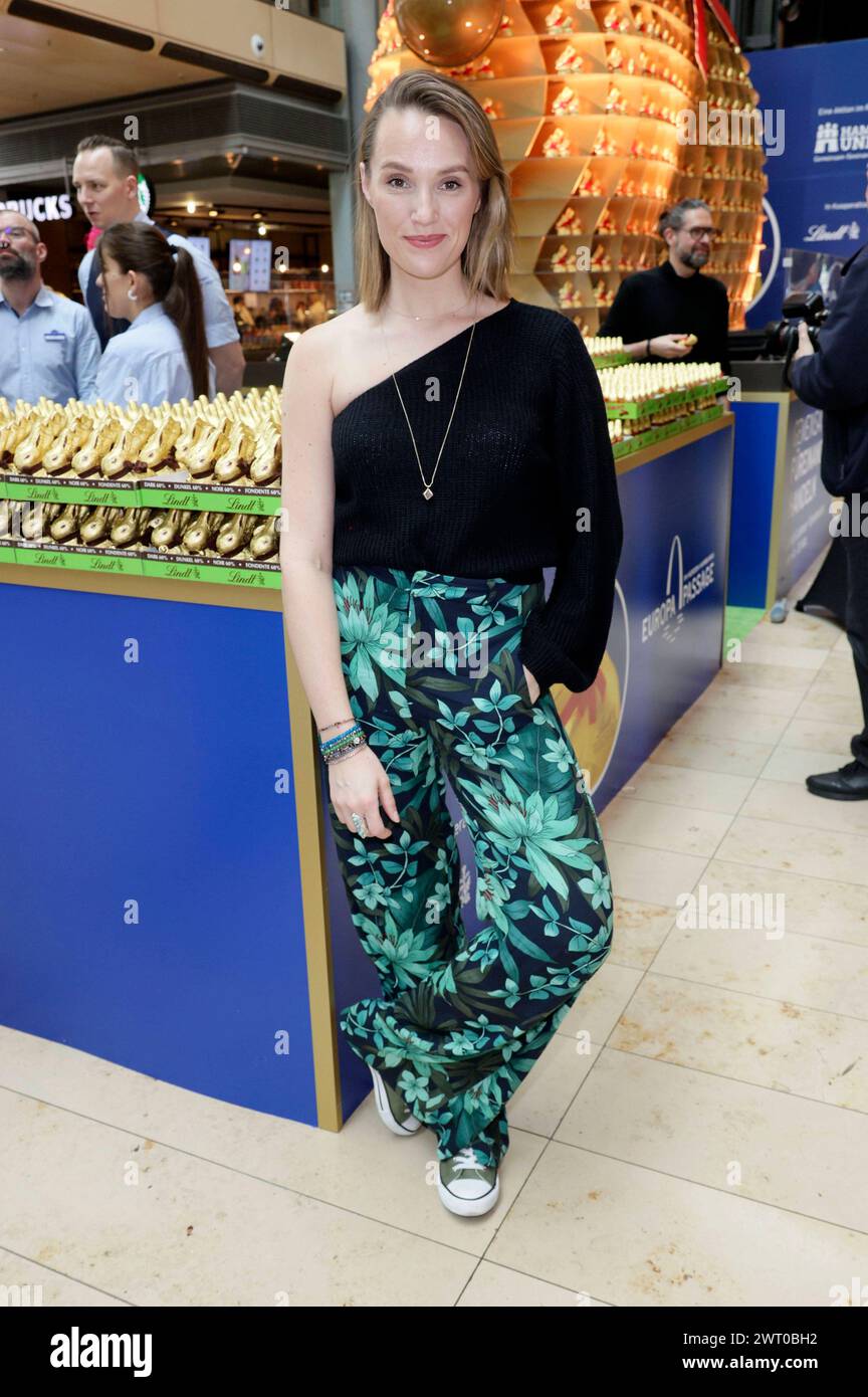 Anna Hofbauer beim Charity Verkauf von Lindt Osterhasen zu Gunsten der ...
