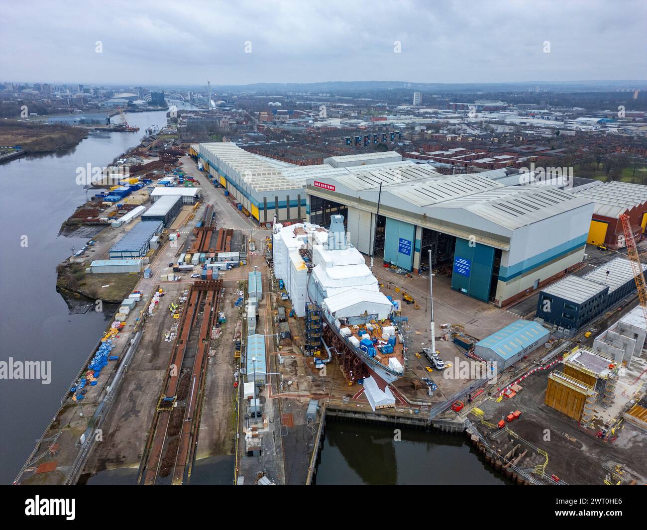 Luftaufnahme der HMS Cardiff im Bau auf der BAE Systems Werft am Fluss ...