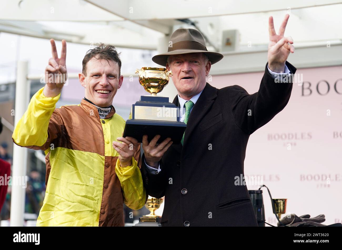Paul Townend und Trainer Willie Mullins mit der Gold Cup Trophy nach ...