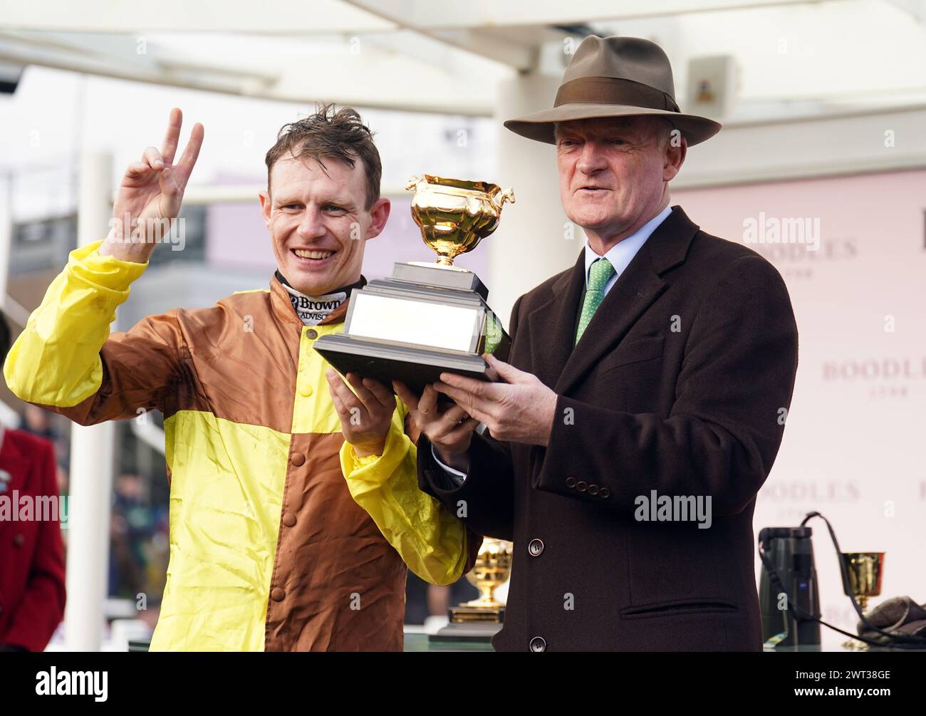 Paul Townend und Trainer Willie Mullins mit der Gold Cup Trophy nach ...