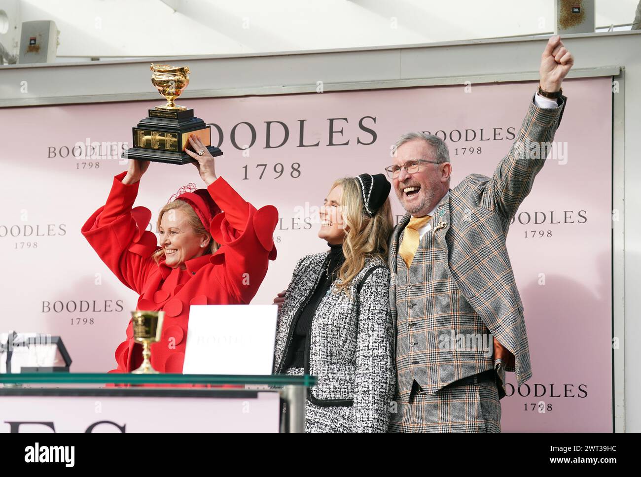 Audrey Turley (links), Besitzerin von Galopin des Champs, mit ihrem ...