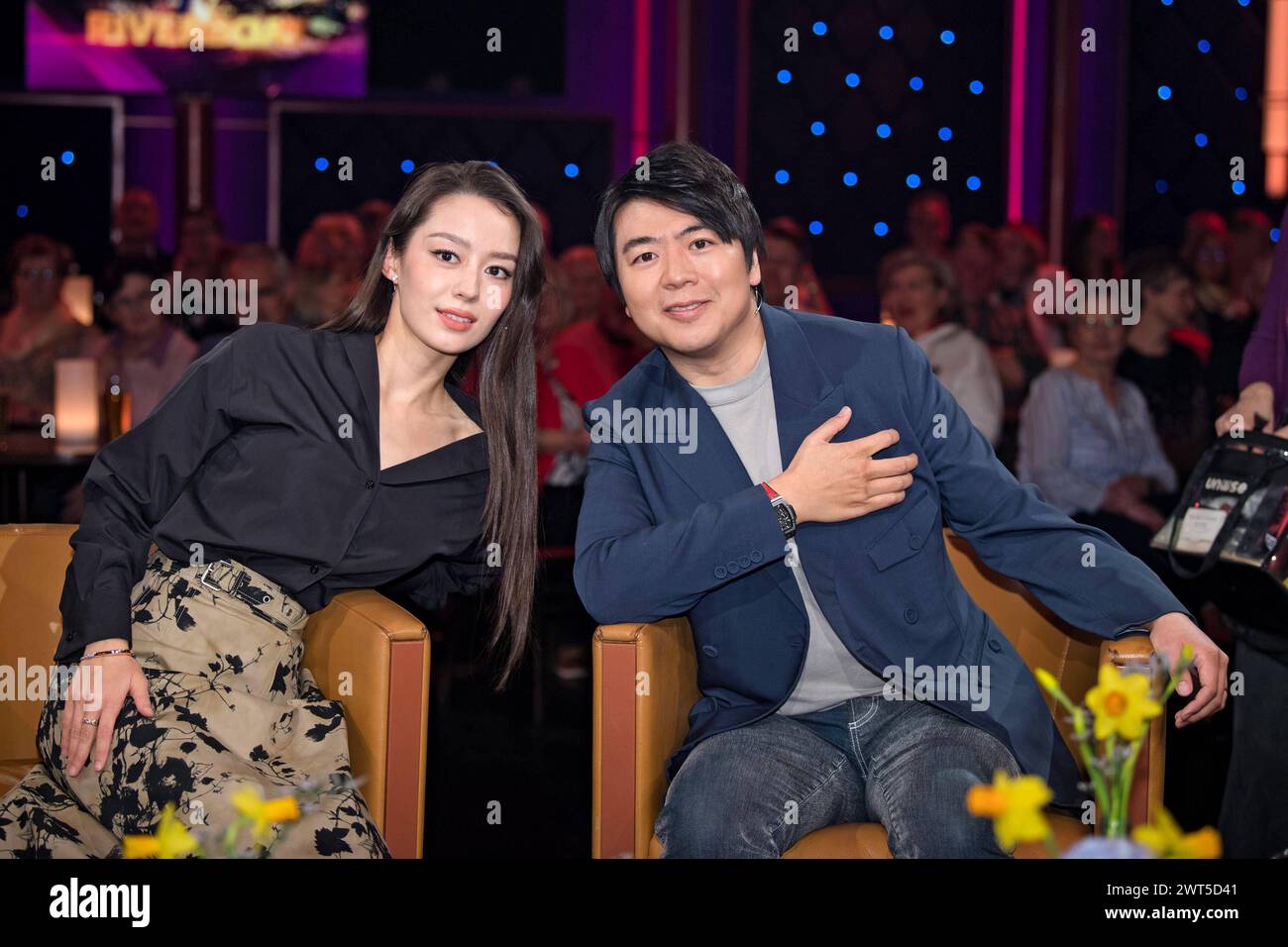 MDR - Flussboot. Pianistin lang lang mit seinem Ehefrau, der Pianistin, Gina Alice Redlinger ...