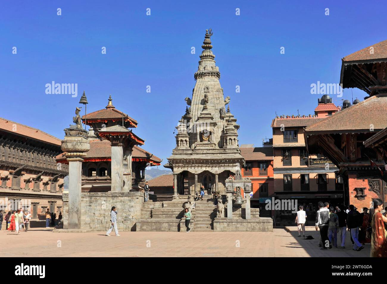 Die Menschen spazieren um eine beeindruckende Stupa in Nepal unter ...