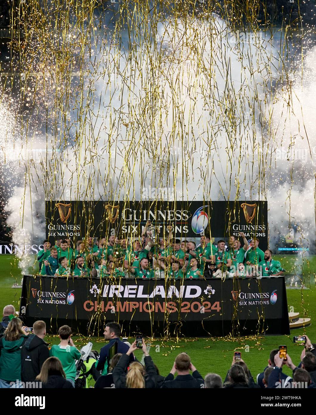 Irlands Spieler feiern mit der Trophäe, nachdem sie nach dem Guinness ...