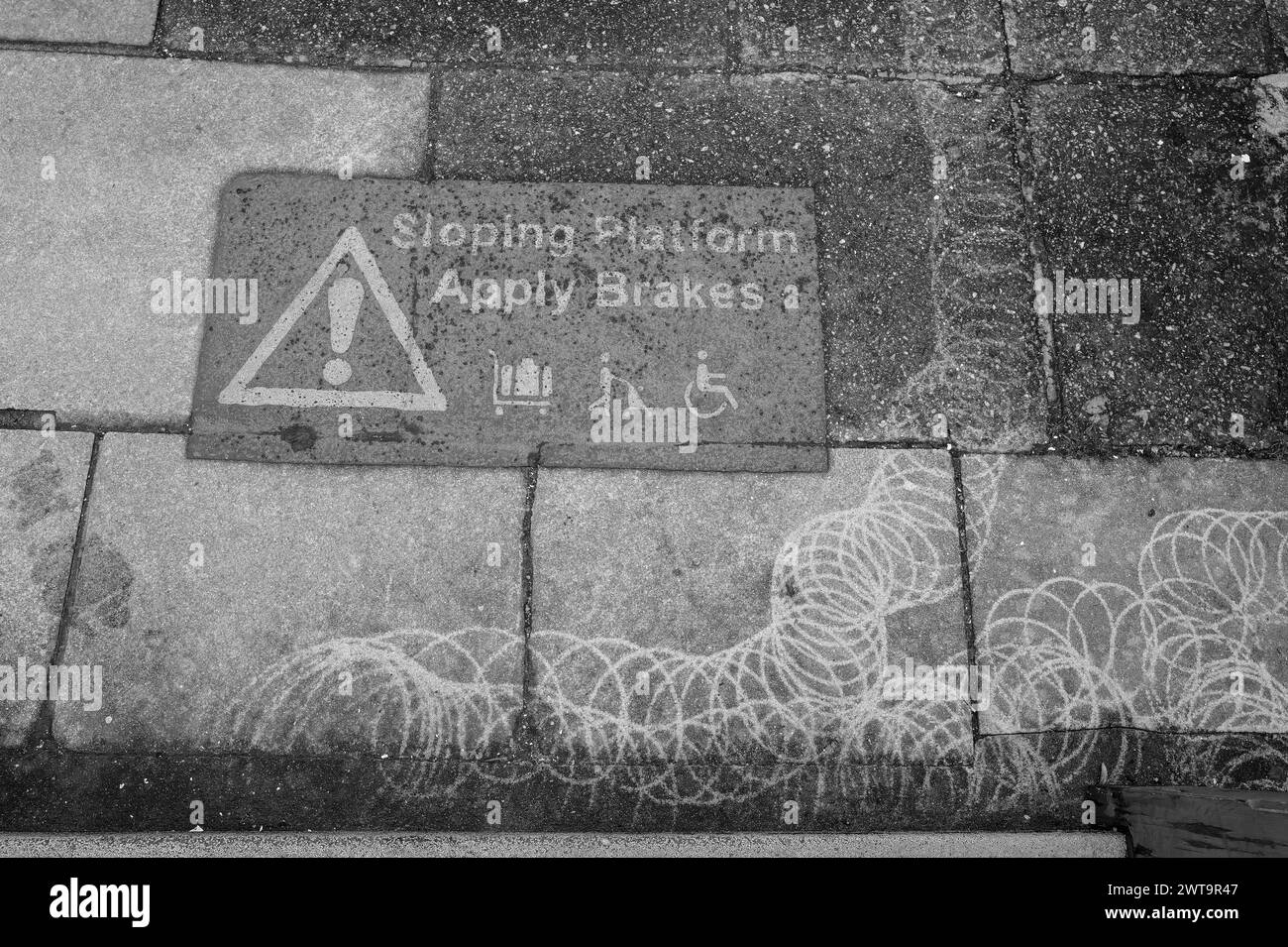 Platform safety markings -Fotos und -Bildmaterial in hoher Auflösung ...