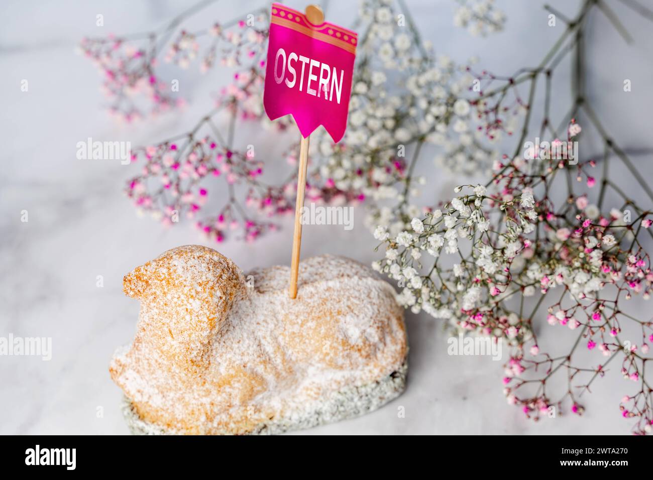 16. März 2024: Köstliches Osterlamm liegt auf einem Tisch mit der ...