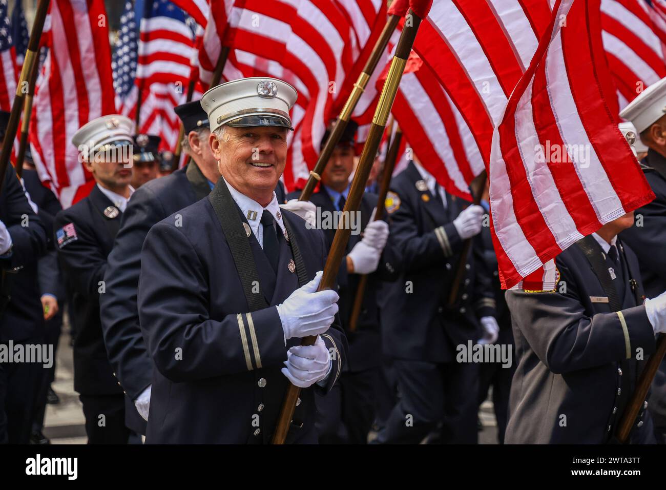 Mitglieder der FDNY Color Guard marschieren in die St. Patrick's Day ...