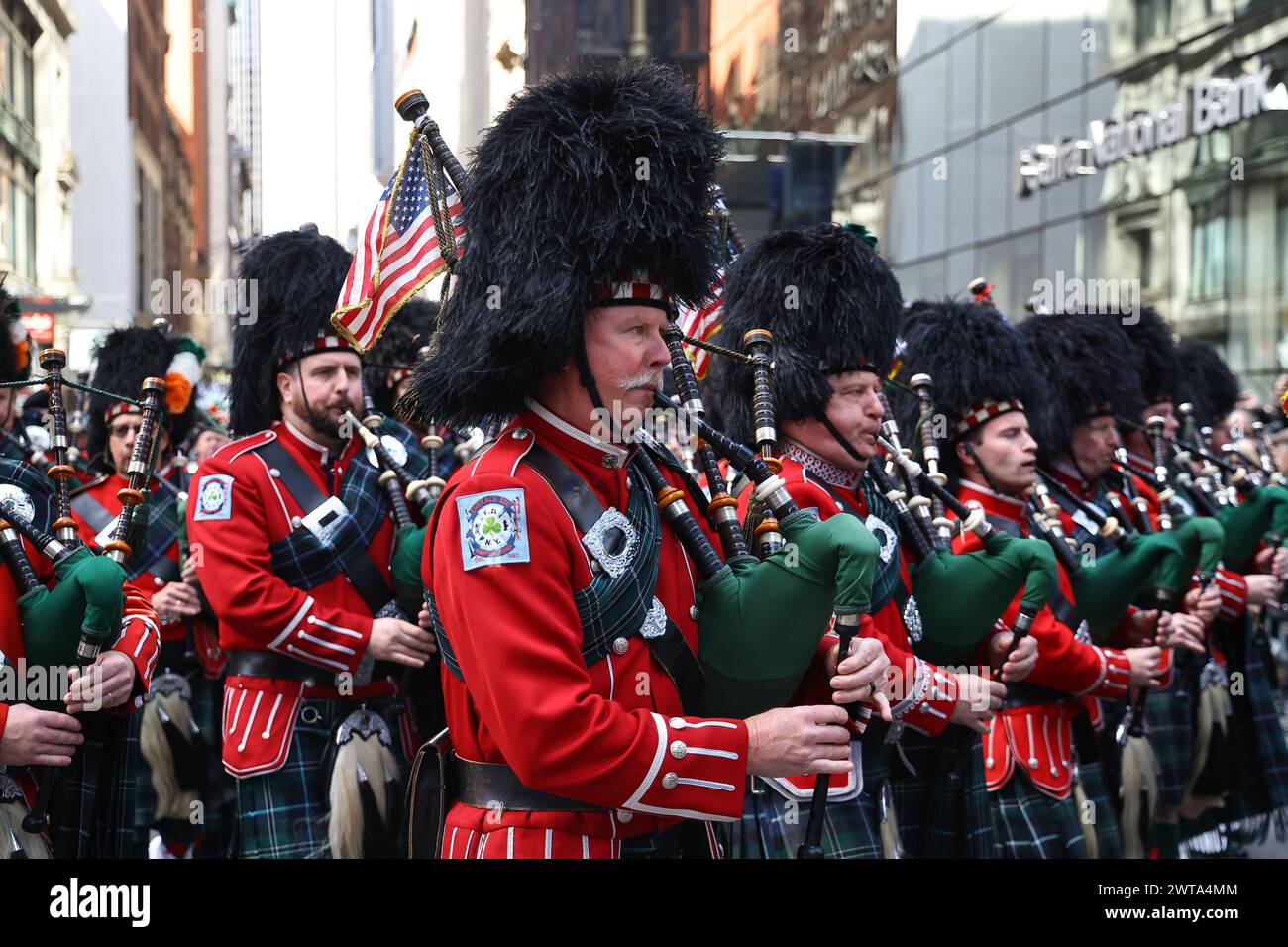 Mitglieder der FDNY Emerald Society marschieren in der St. Patrick's ...