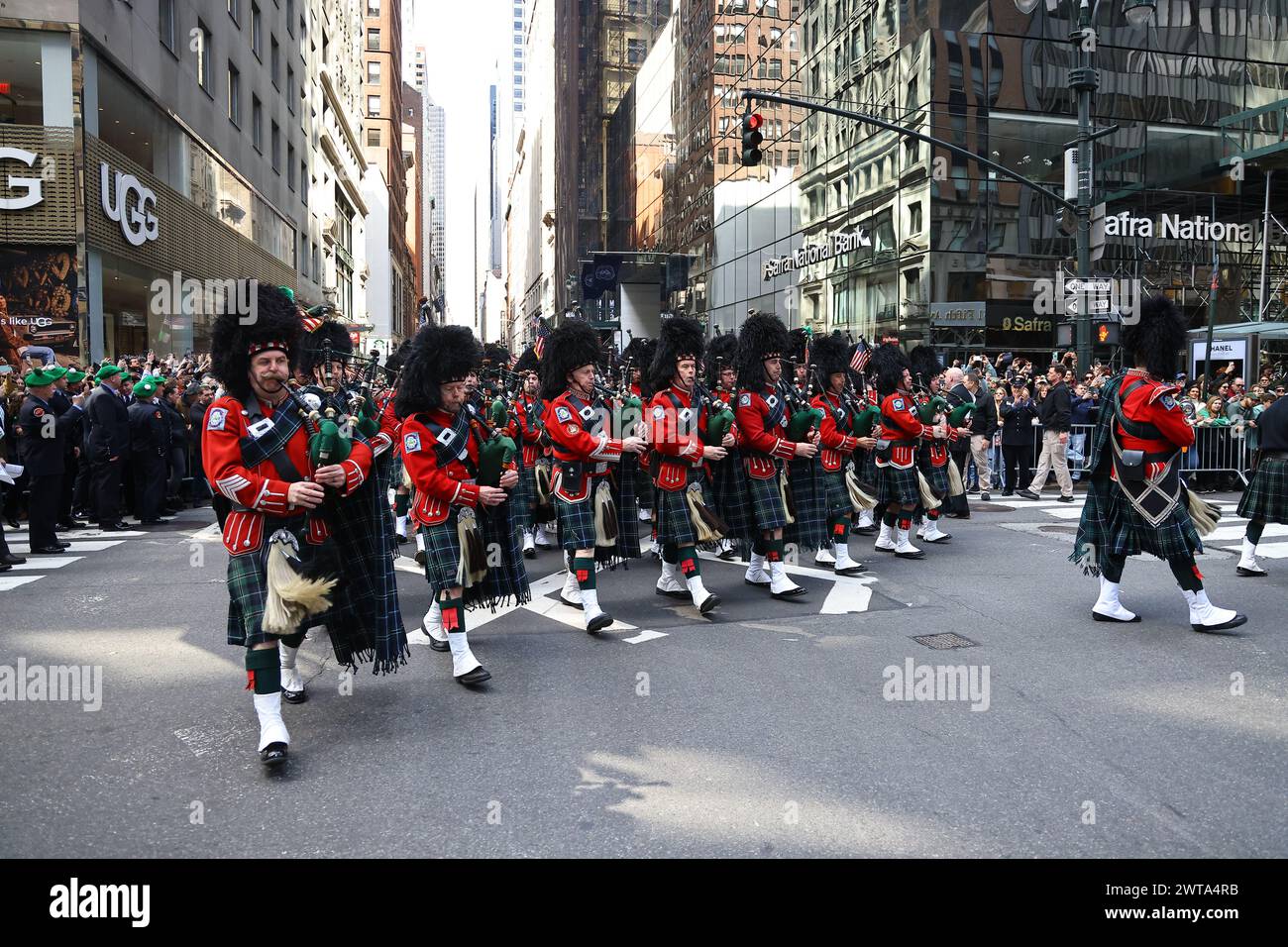 Mitglieder der FDNY Emerald Society marschieren in der St. Patrick's ...