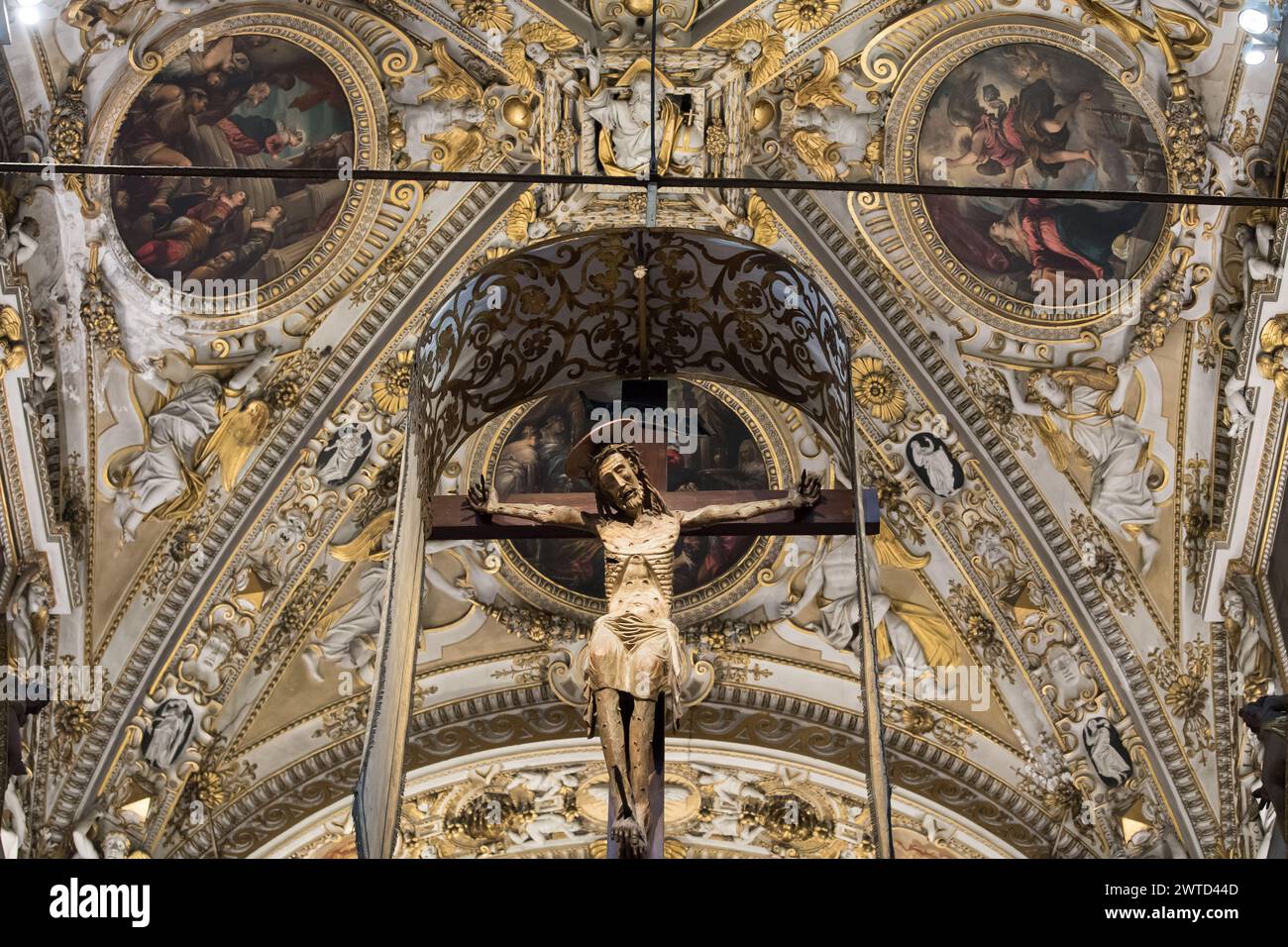 Gotisches Holzkreuz aus dem 14. Jahrhundert in lombardischer romanischer Basilika di Santa Maria ...