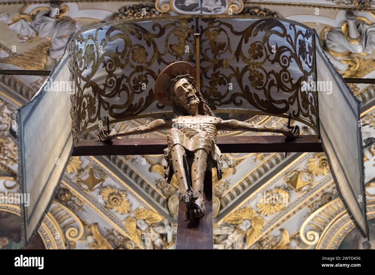 Gotisches Holzkreuz aus dem 14. Jahrhundert in lombardischer romanischer Basilika di Santa Maria ...
