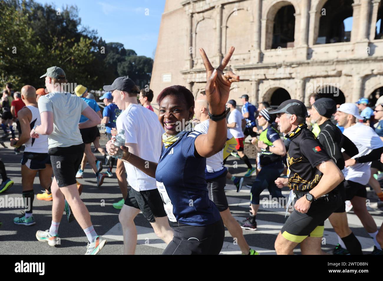 Rom, Italien. März 2024. Die Menschen laufen am Kolosseum vorbei, bei ...