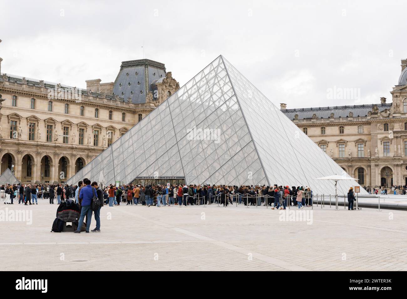 Paris, Frankreich. März 2024. 16. März 2024, Paris, Ile-de-France, Frankreich: Pyramide am ...