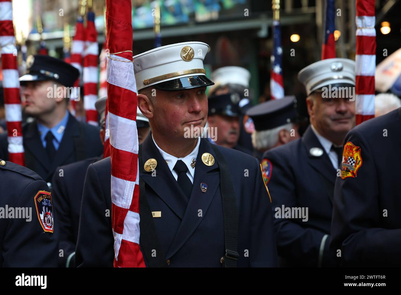 Mitglieder der FDNY Emerald Society marschieren in der St. Patrick's ...